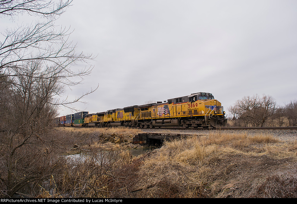 UP 5869 eastbound UP intermodal train